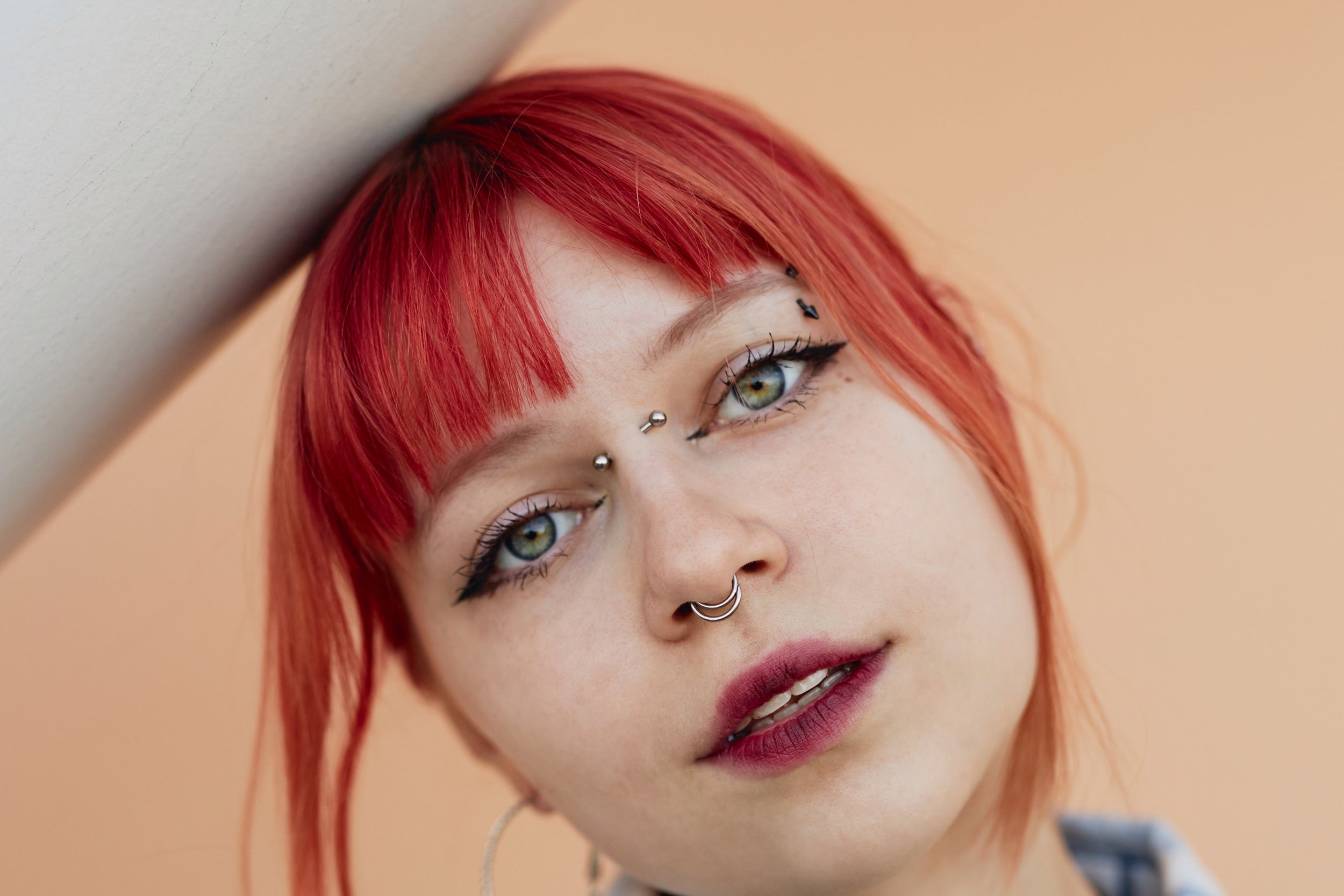 Alles over Bridge Piercings: genezing, piercingprocedure en sieraden ...